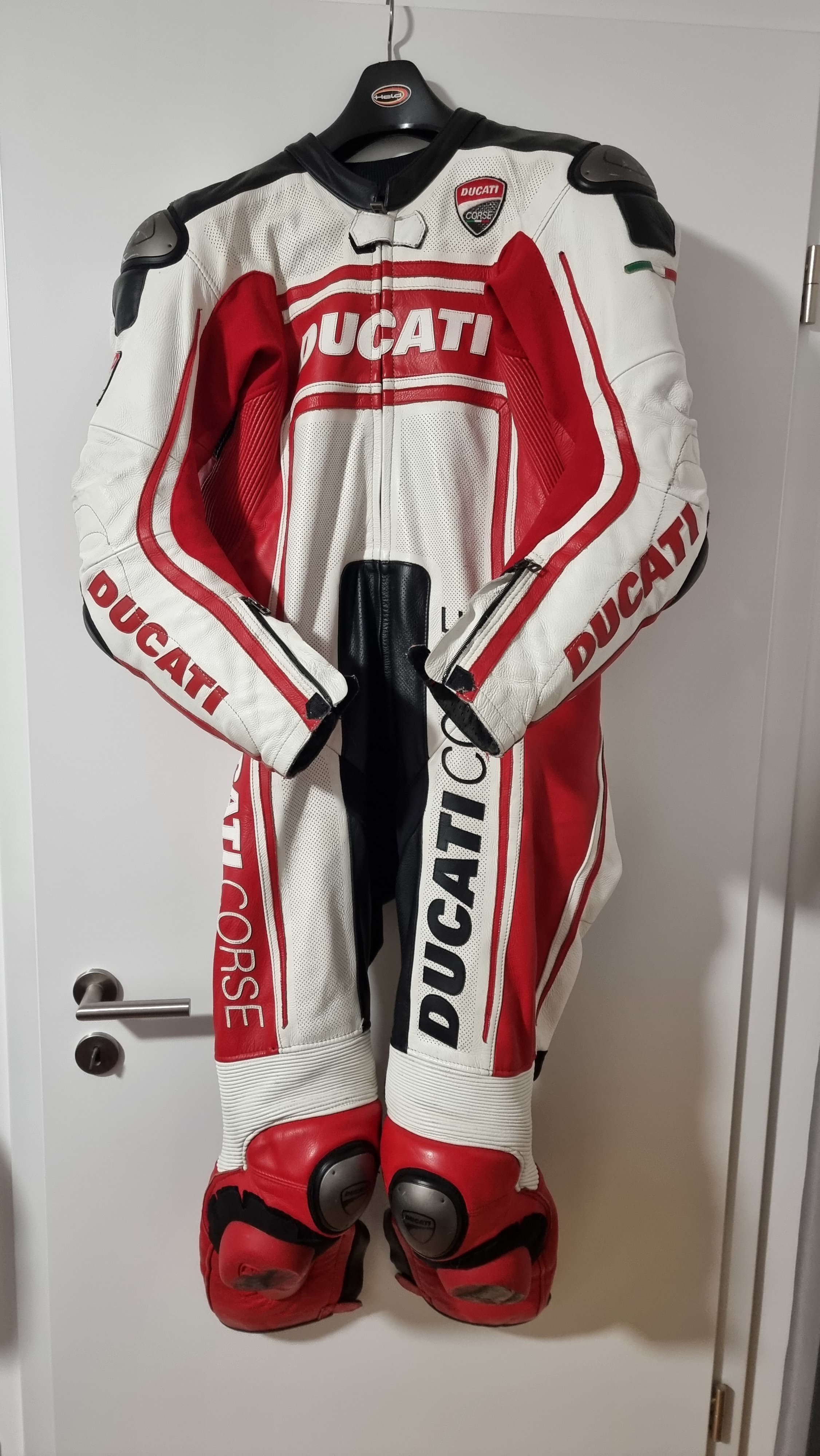 Dainese Ducati Corse perf. Lederkombi in 52 - Biete - Monstercafe - das Ducati Monster Forum
